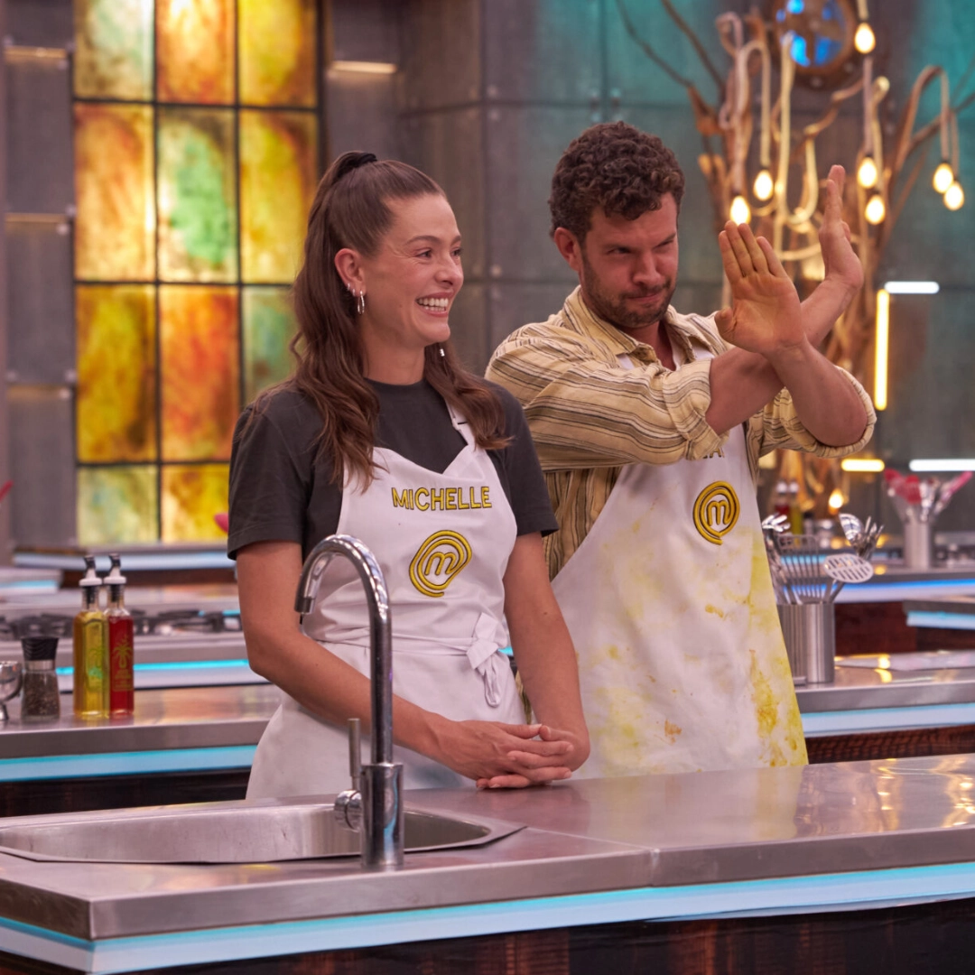 Michelle Rouillard discute tras recibir delantal negro