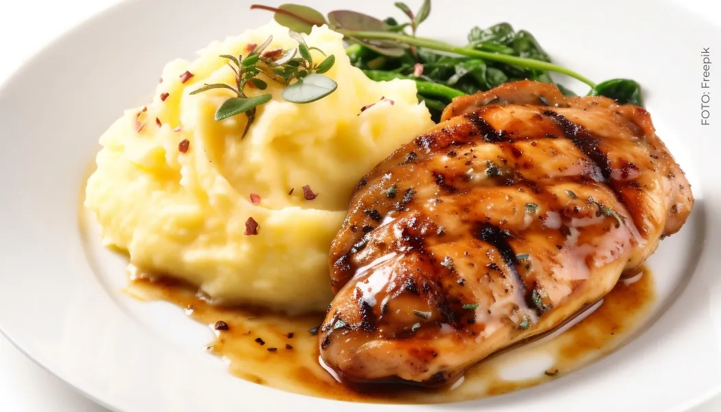 ¿Cómo hacer una suprema de pechuga con puré de yuca?